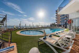 Piscina externa, guarda-sóis, espreguiçadeiras