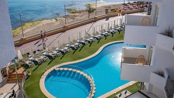 Piscina externa, guarda-sóis, espreguiçadeiras