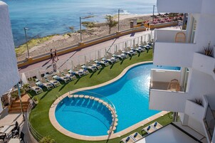 Piscina externa, guarda-sóis, espreguiçadeiras