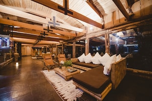 Área de estar no saguão