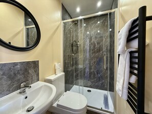 Quarto Duplo Deluxe, casa de banho anexa, Vista para a cidade | Casa de banho