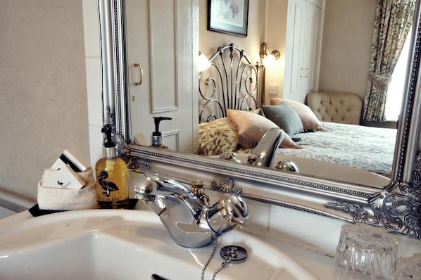 Cortinas/cortinados opacos, Wi-fi grátis, roupa de cama fornecida