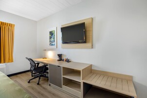 Quarto, 1 cama king-size, acessível, não fumadores | Roupa de alta qualidade, camas de colchão pillowtop, cofre no quarto 