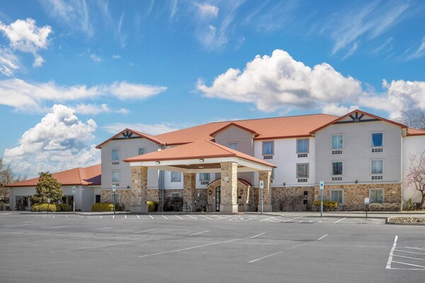 Quality Inn & Suites Monterey I-40 - Monterey