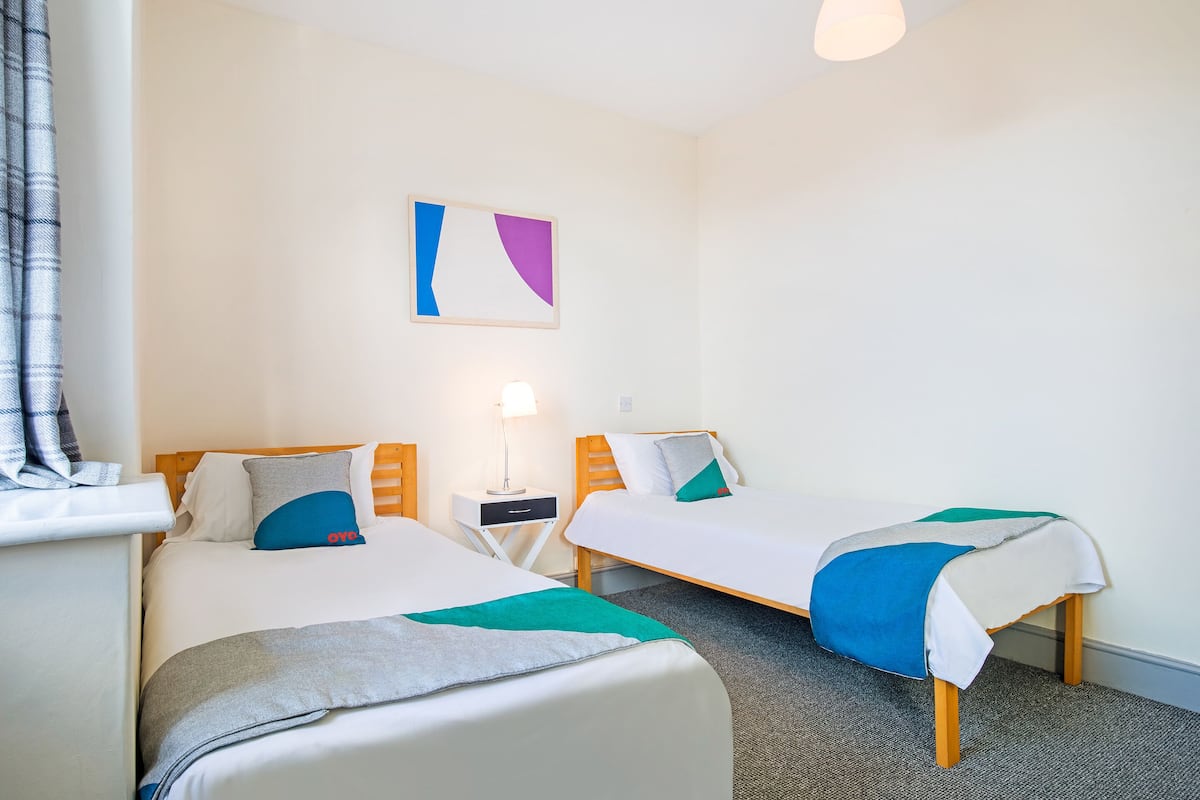 Quarto duplo standard, 2 camas de solteiro | Escrivaninha, ferros/tábuas de passar roupa, Wi-Fi de cortesia