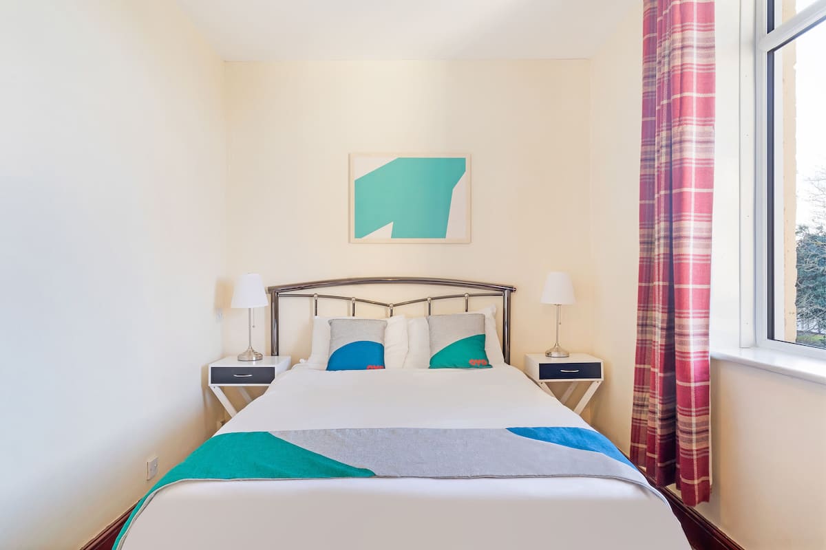 Quarto casal standard, 1 cama de casal | Escrivaninha, ferros/tábuas de passar roupa, Wi-Fi de cortesia