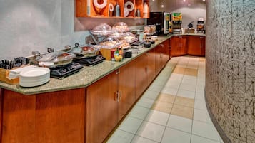 Café da manhã com buffet grátis todos os dias