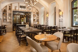 Café da manhã, almoço e jantar; culinária internacional 