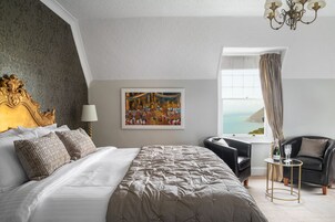 Quarto Duplo de Luxo, casa de banho anexa (Kipscombe – Super-king) | Wi-fi grátis, com decoração personalizada, com mobília individualizada