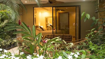 Apartamento Deluxe em Condomínio Fechado, terraço, no canto | Vista para o jardim