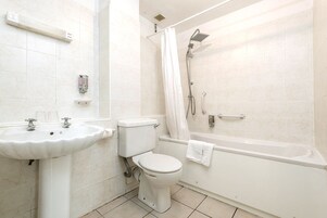 Quarto Triplo Standard | Casa de banho | Uma combinação polibã/banheira, um secador de cabelo 