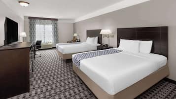 Quarto, 2 camas queen-size, não fumadores | Roupa de alta qualidade, secretária, cortinas/cortinados opacos