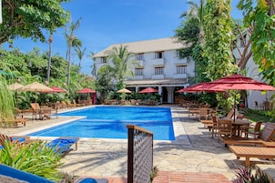 Piscina exterior, da(s) 10:00 à(s) 21:00, guarda-sóis, espreguiçadeiras