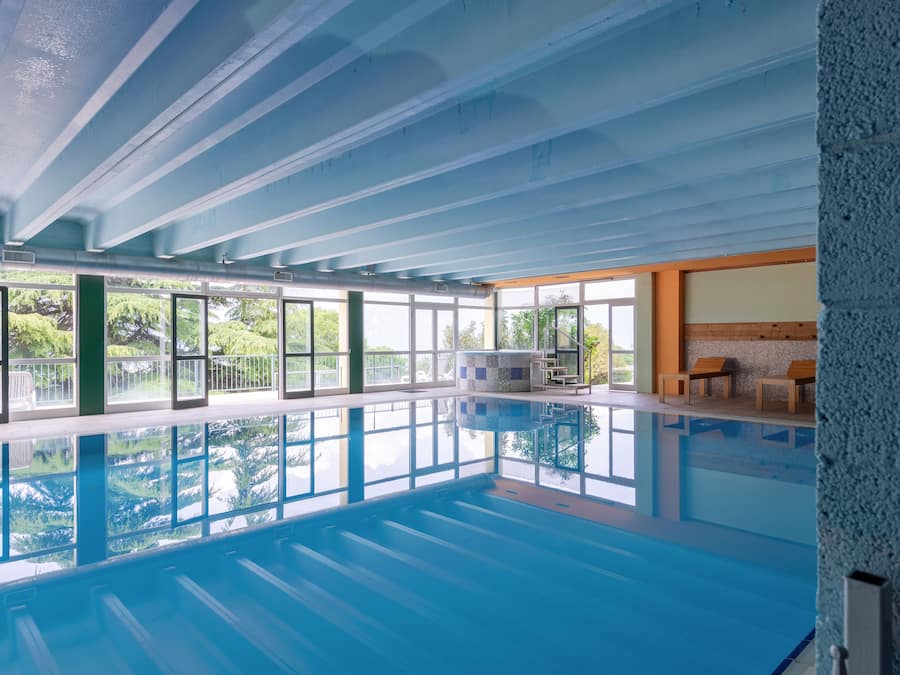 Piscina interior, espreguiçadeiras