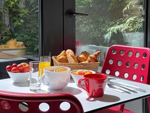Café da manhã com buffet grátis todos os dias