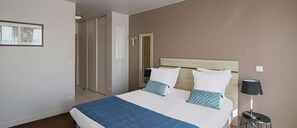 Estúdio Superior, 1 cama queen-size, kitchenette | Secretária, quartos insonorizados, ferro/tábua de engomar, Wi-fi grátis 