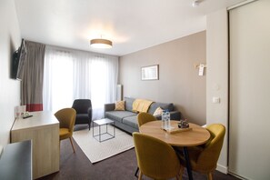 Apartamento, 1 quarto, kitchenette | Sala de estar | Televisor 