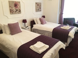 Quarto Twin, 2 camas individuais, casa de banho anexa | Secretária adequada para computadores portáteis, ferro/tábua de engomar 