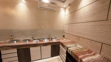 Café da manhã (INR 300 por pessoa)