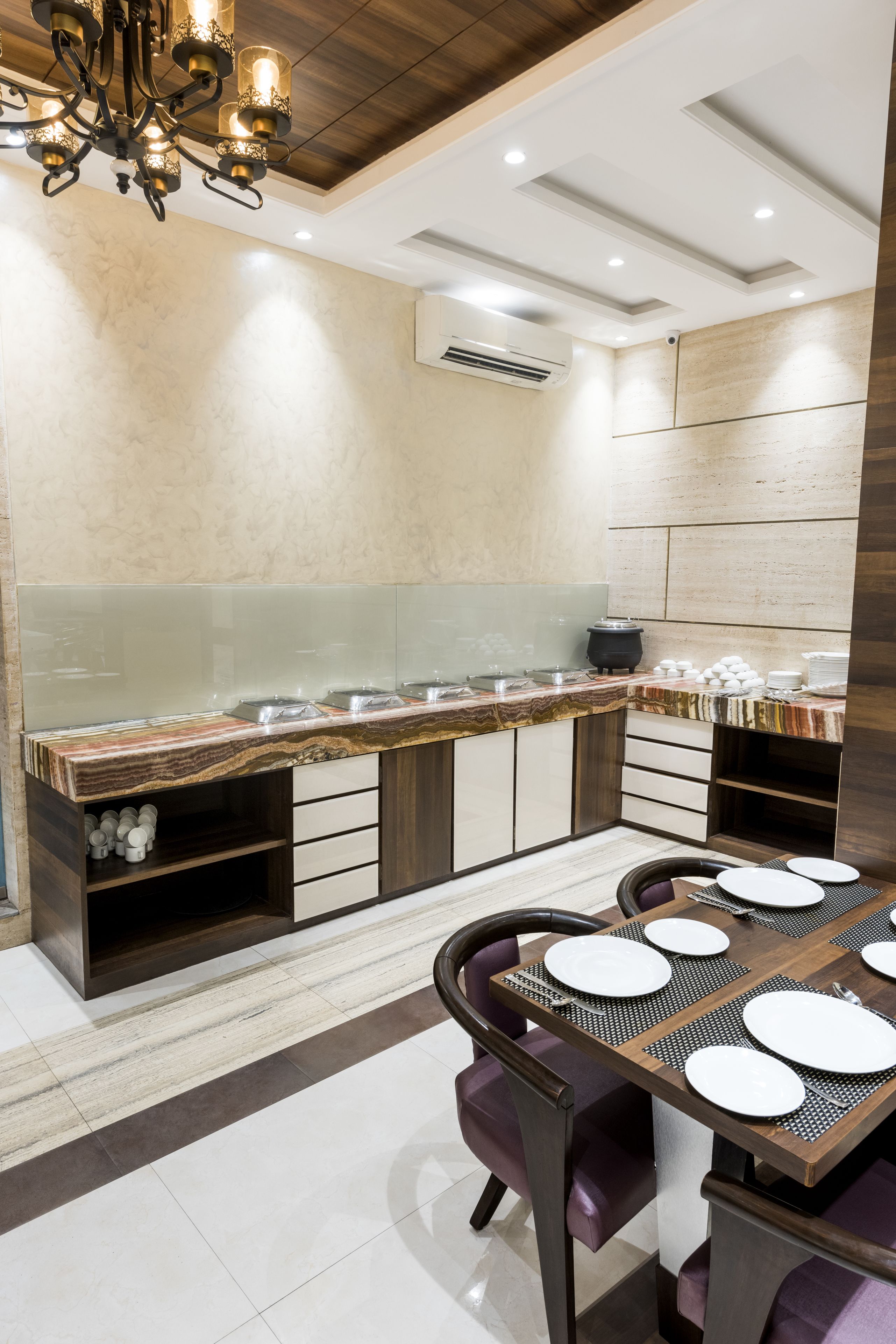 Uma cozinha moderna com bancada de mármore, armários embutidos e uma ilha central com fogão.