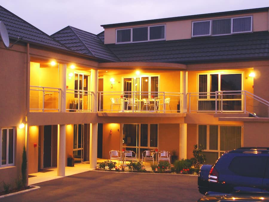 Fachada da propriedade à noite