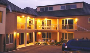 Fachada do alojamento (tarde/noite)