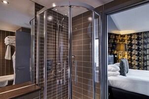 Roupa de alta qualidade, minibar, cofre com capacidade para portátil