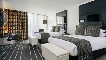 Roupas de cama premium, frigobar, cofres nos quartos, escrivaninha