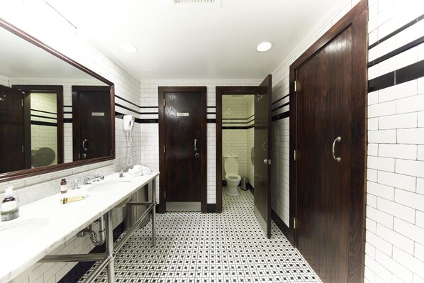 Artigos de higiene pessoal grátis, roupões, chinelos 