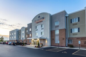 Hotel com design moderno, destacando uma entrada imponente e um estacionamento.