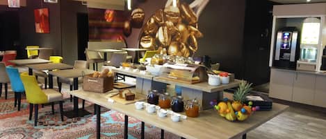 Café da manhã com buffet durante a semana (EUR 12.5 por pessoa)