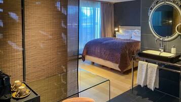 Estúdio Júnior, 1 cama queen-size, varanda | Lençóis de algodão egípcio, roupa de alta qualidade, edredões de penas