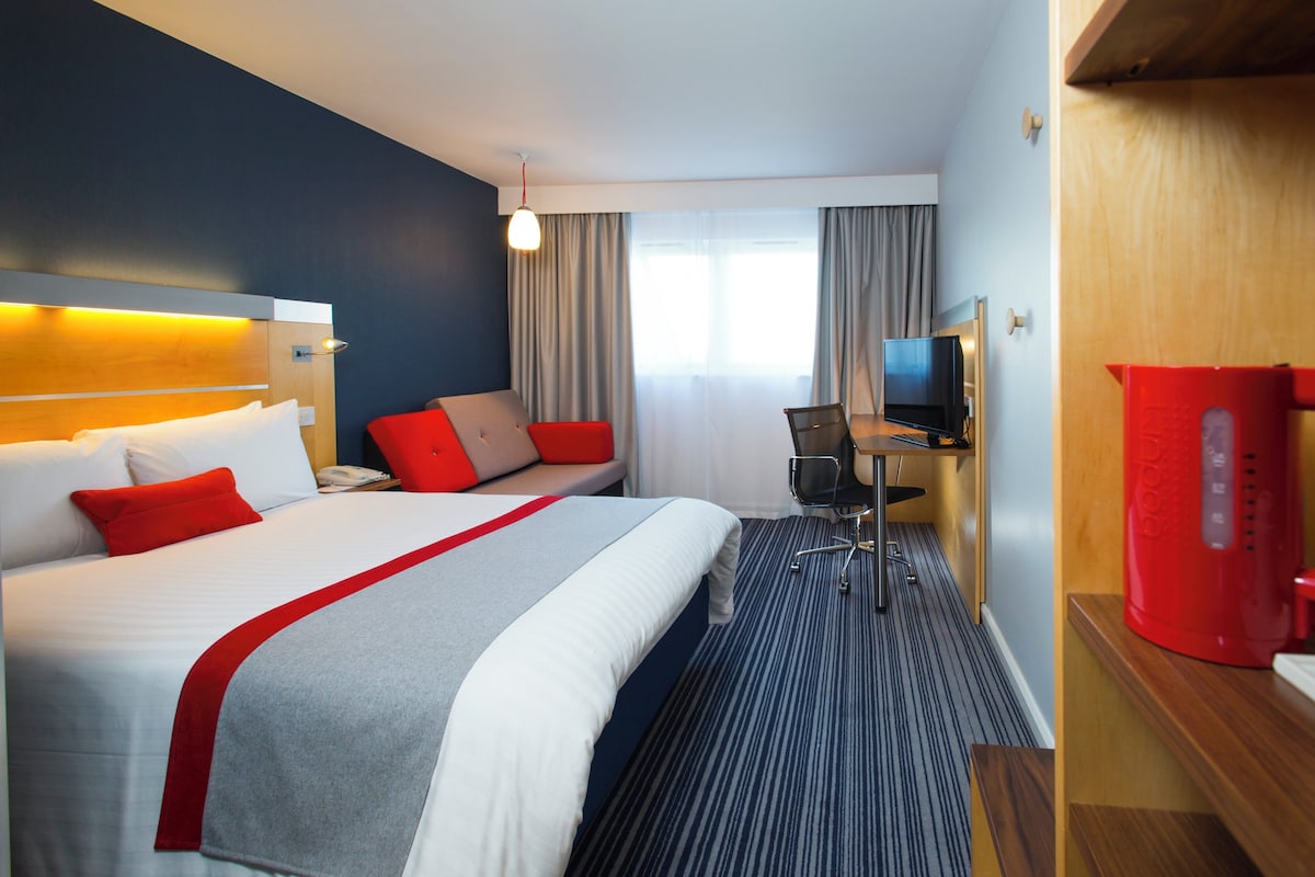 Quarto Standard, 1 cama de casal e sofá-cama (with Free Hot Breakfast) | Secretária, cortinas/cortinados opacos, ferro/tábua de engomar