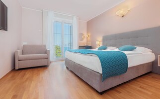 Escrivaninha, cortinas blackout, Wi-Fi de cortesia, roupa de cama