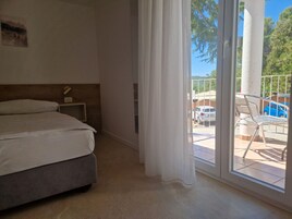 Escrivaninha, cortinas blackout, Wi-Fi de cortesia, roupa de cama