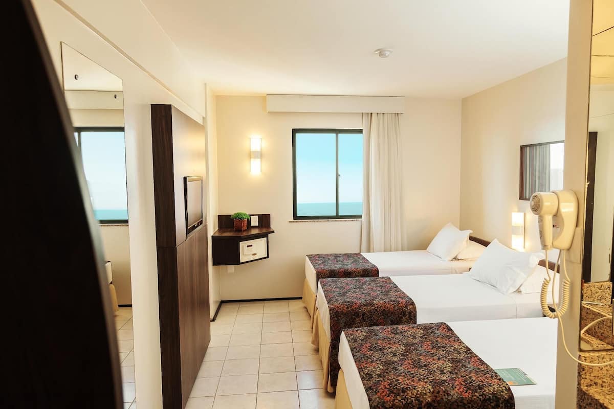 10 quartos, minibar, cofre no quarto, secretária 