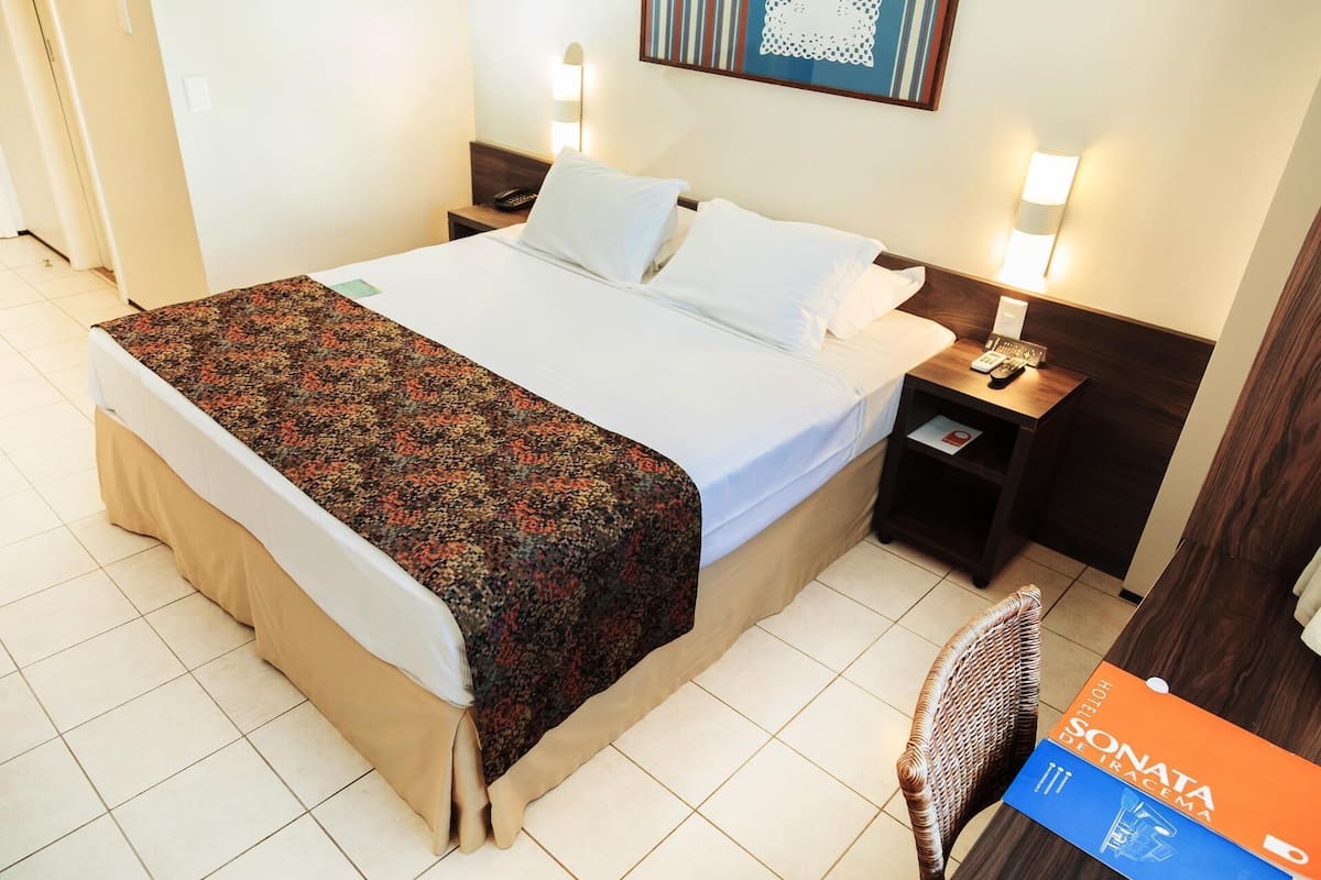 10 quartos, minibar, cofre no quarto, secretária 
