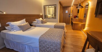 Luxo Twin com Vista Mar | 10 quartos, minibar, cofre no quarto, secretária 