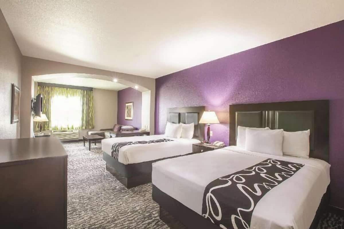 Roupas de cama premium, escrivaninha, cortinas blackout