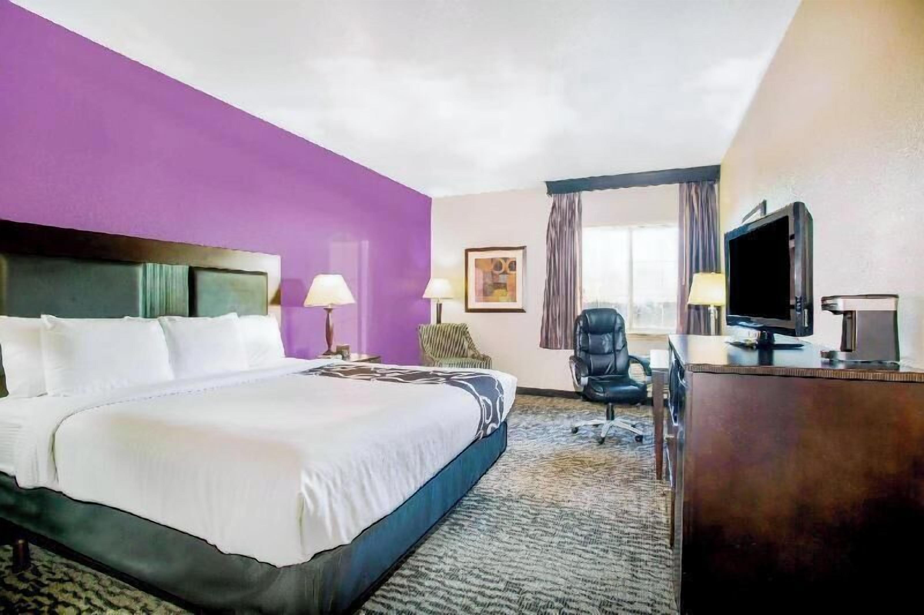 Roupas de cama premium, escrivaninha, cortinas blackout