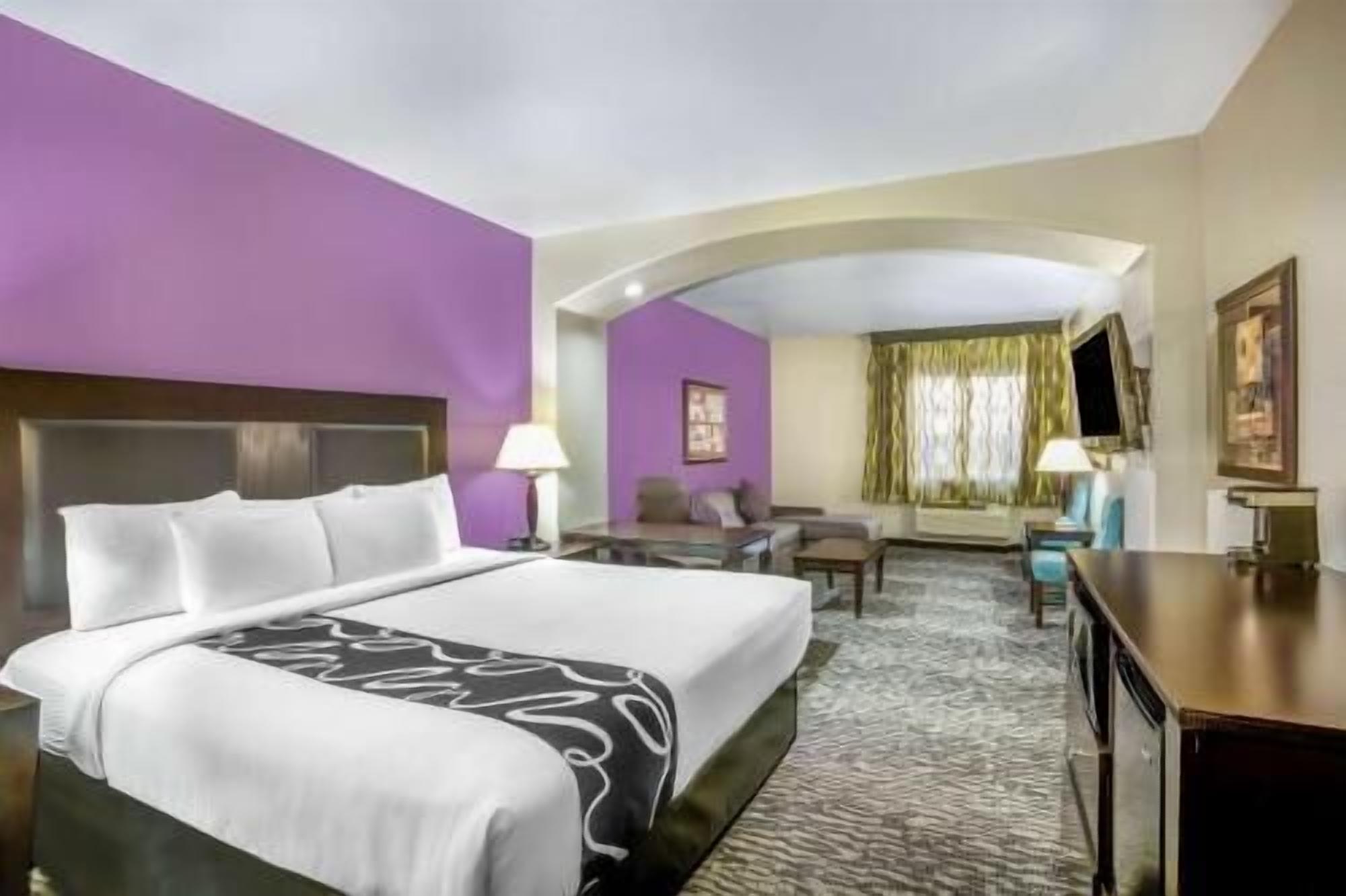 Roupas de cama premium, escrivaninha, cortinas blackout