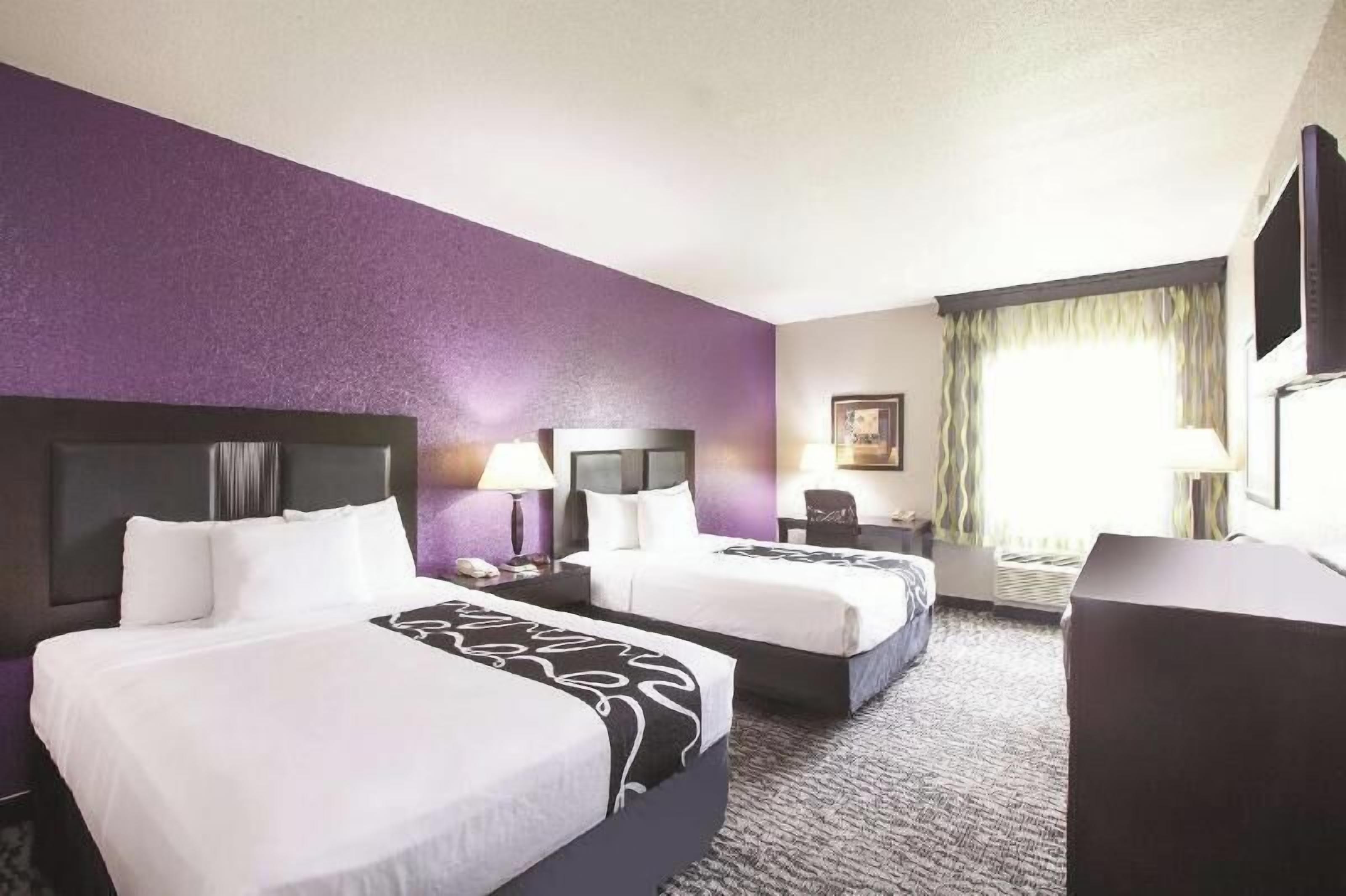 Roupas de cama premium, escrivaninha, cortinas blackout