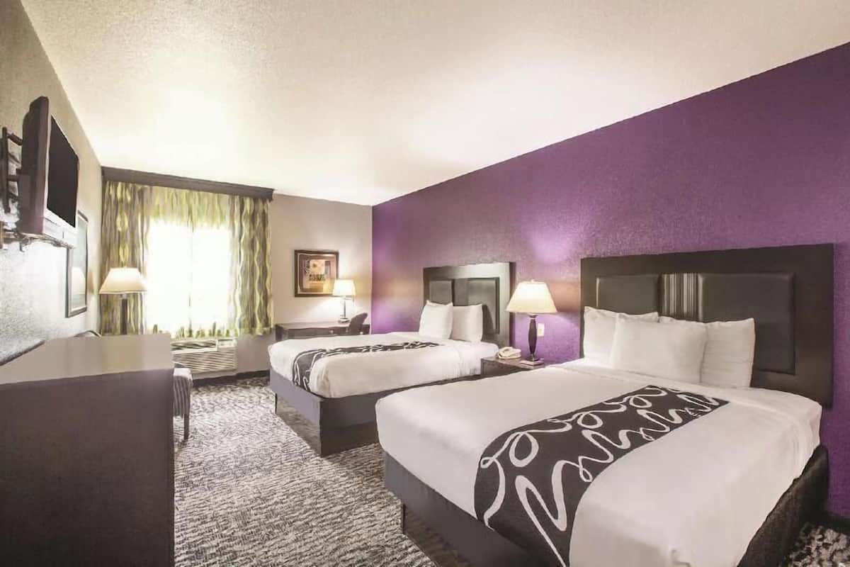 Roupas de cama premium, escrivaninha, cortinas blackout
