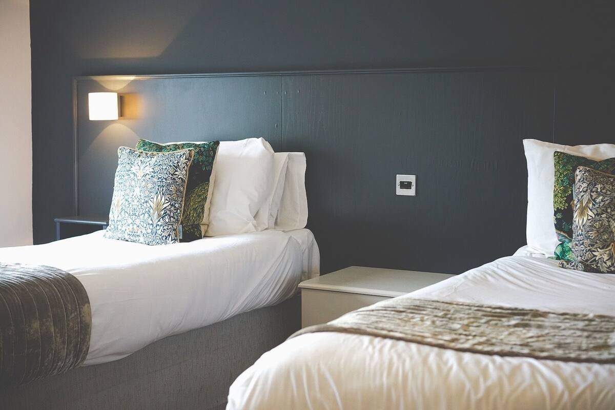 Quarto Twin Standard, casa de banho anexa | Secretária, secretária adequada para computadores portáteis 
