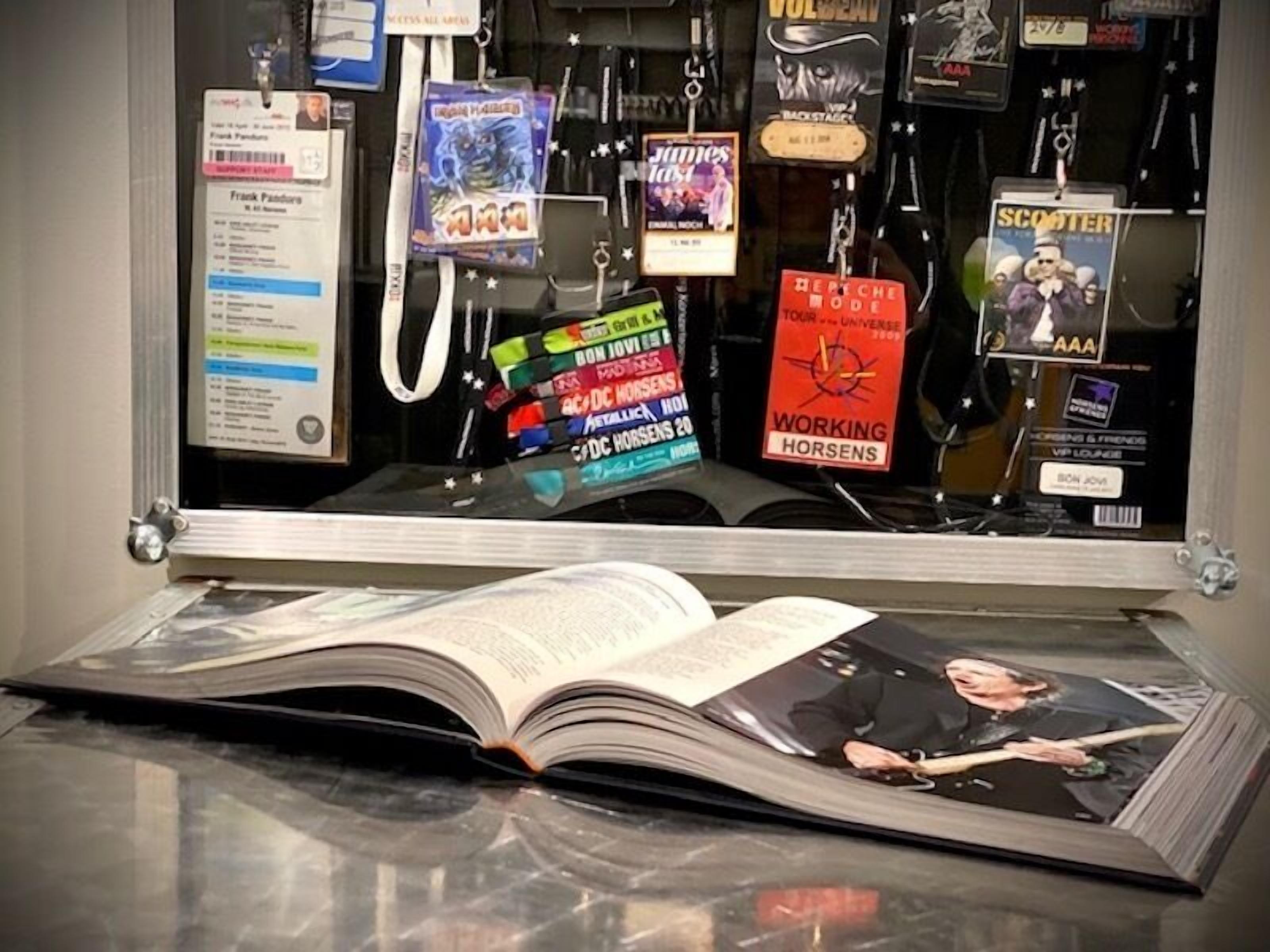 Uma vitrine com diversos itens, incluindo um livro, um CD e várias chaves de porta.