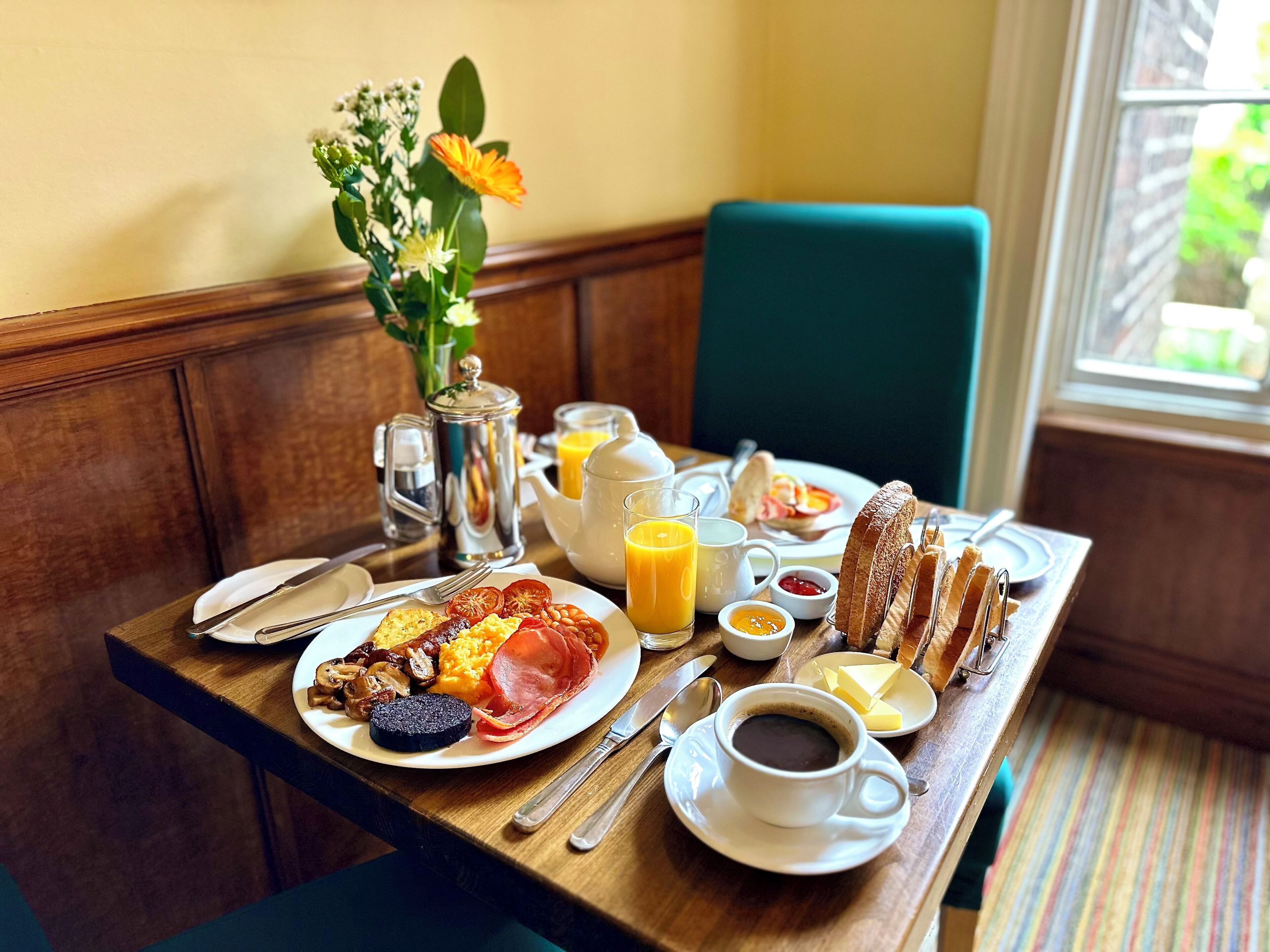 Pequeno-almoço completo diário (15 GBP por pessoa) 