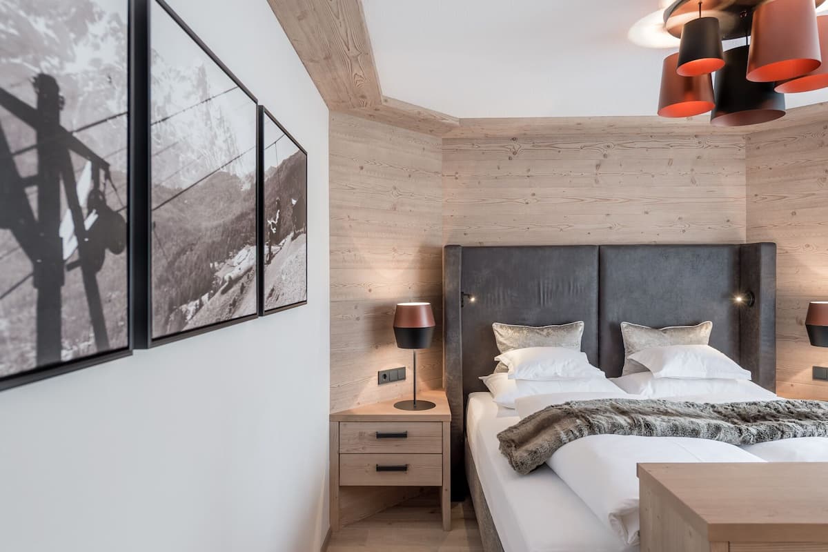 Suíte, 1 quarto, cozinha americana | 2 quartos, roupas de cama antialérgicas, cofres nos quartos