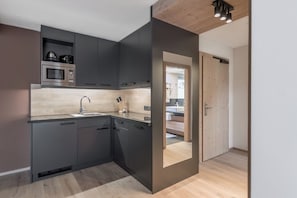 Suite, 1 quarto, kitchenette | Cozinha privada | Um frigorífico/congelador grande, um micro-ondas, uma placa de cozinha 