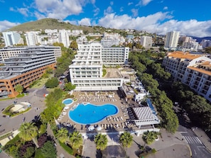 Piscina interna, piscina externa, guarda-sóis, espreguiçadeiras