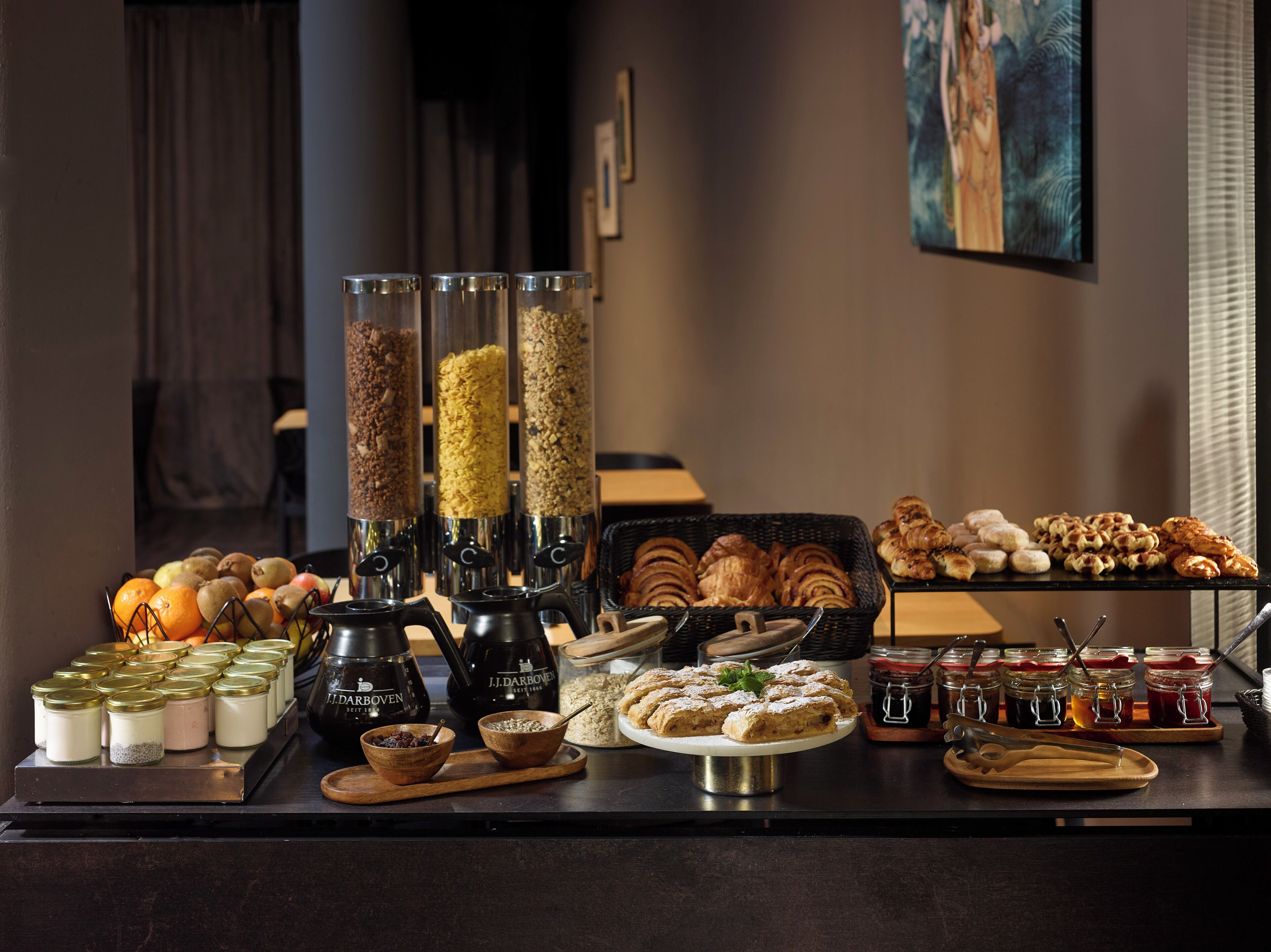 Café da manhã com buffet grátis todos os dias